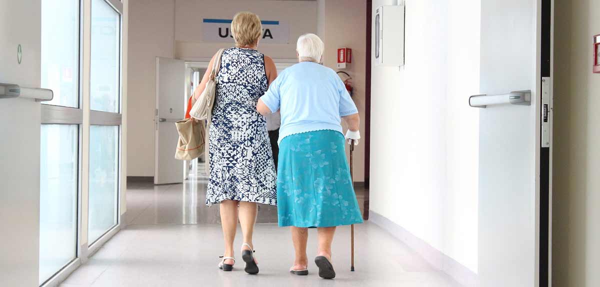 Sturzprophylaxe: Risikofaktoren und Maßnahmen zur Prävention